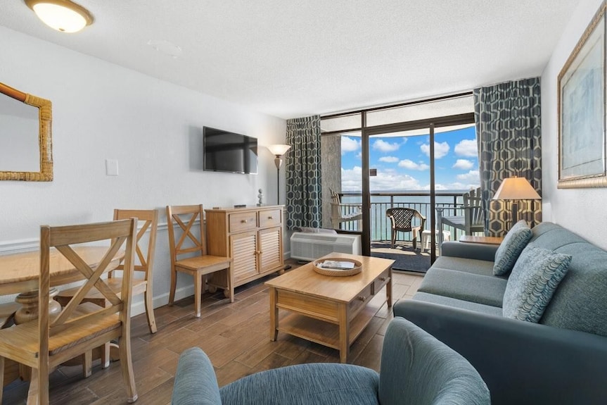 Airy Oceanfront Suite With Breakfast 15th Floor - Myrtle Beach