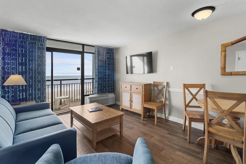 Mesmerizing Oceanfront Ste 4th Flr W/ Breakfast - Myrtle Beach, SC