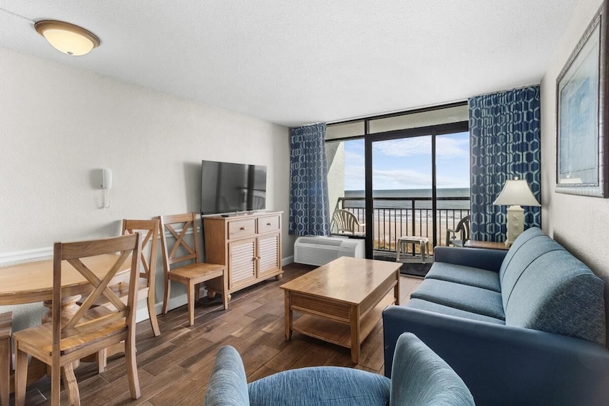 Airy Oceanfront Suite 4th Flr With Breakfast - Myrtle Beach, SC