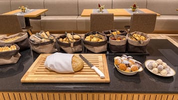 Pequeno-almoço tipo buffet diário incluído