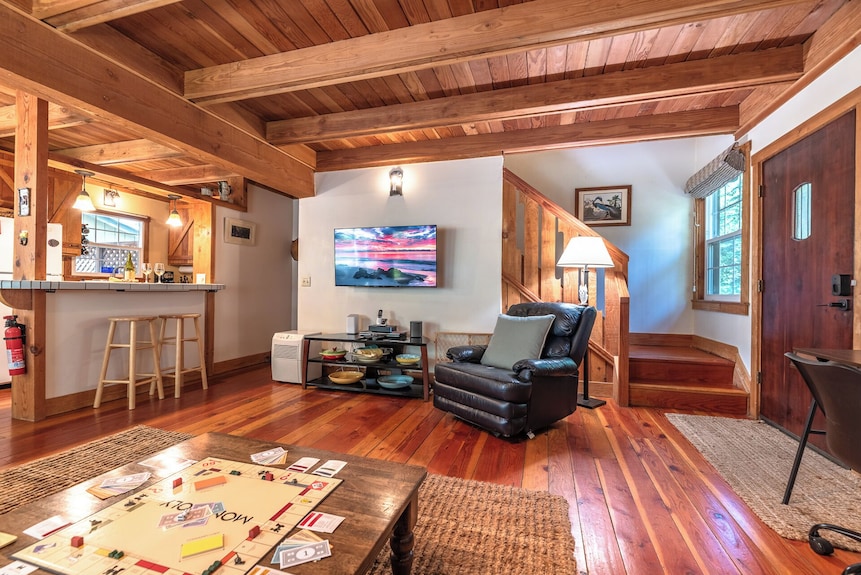 Fernwoods~enchanting& Warm Redwood Cabin.decks/httb/pup-mlk & Pres Week Avail - Monte Rio, CA