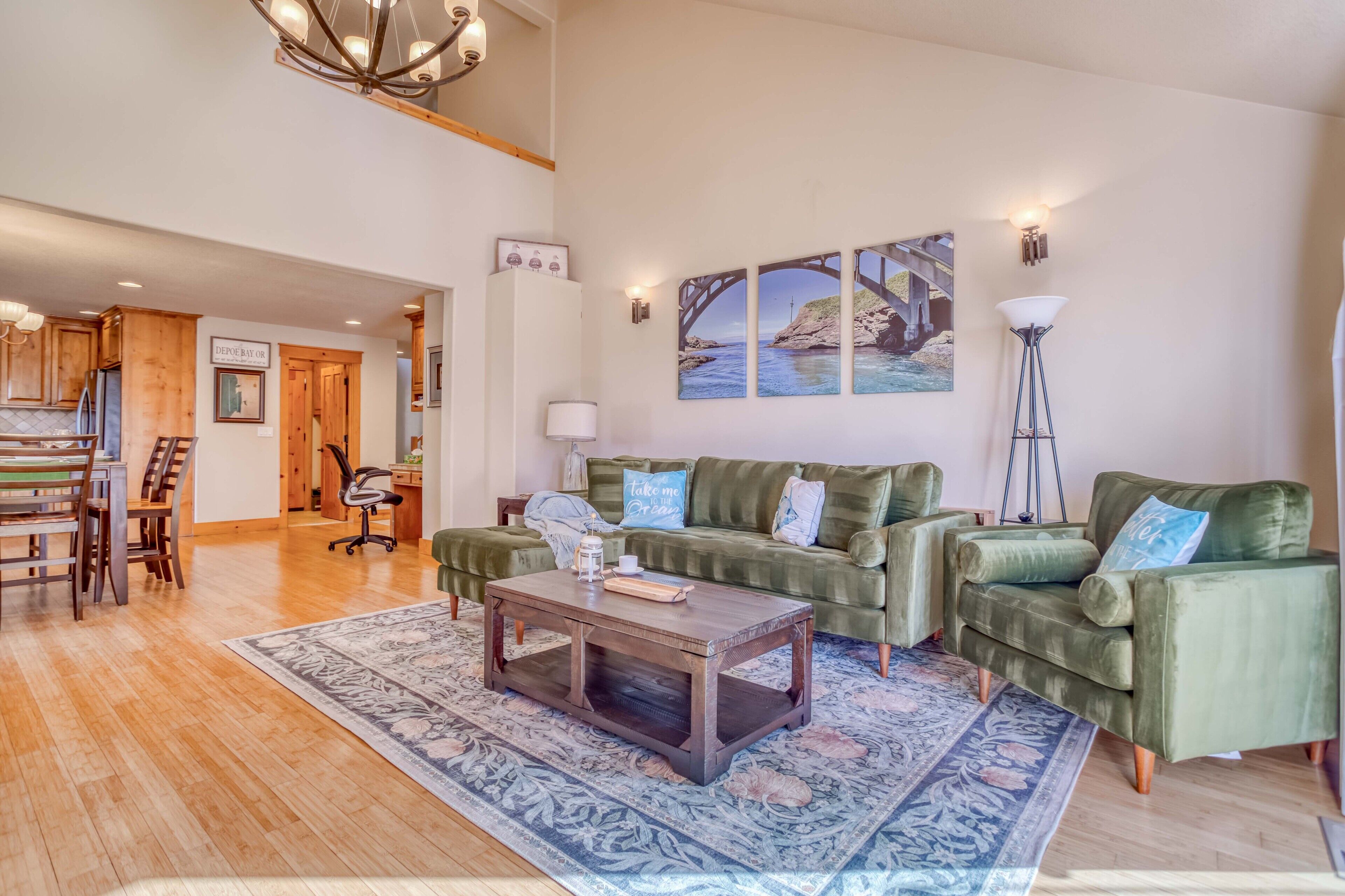 Watch Whales, Walk To Depoe Bay From This Two-story Home With King Suite - Depoe Bay, OR
