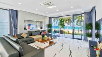 Villa Panorâmica, 4 quartos, piscina privativa, vista para o mar | Sala de estar | TV de ecrã plano, brinquedos