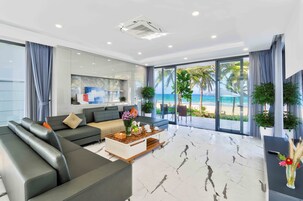 Vila panorâmica, 4 quartos, piscina particular, vista para o mar | Área de estar | TV de tela plana, brinquedos