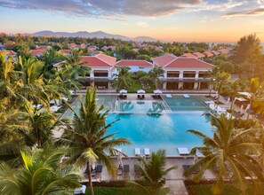 2 piscinas exteriores, guarda-sóis, espreguiçadeiras 