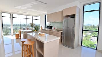 Frigobar, micro-ondas, cooktop, panela elétrica de arroz