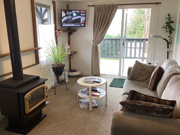 Bayview Mobile, Brightly Renovated , Ocean View, Close To Amenities . - British Columbia