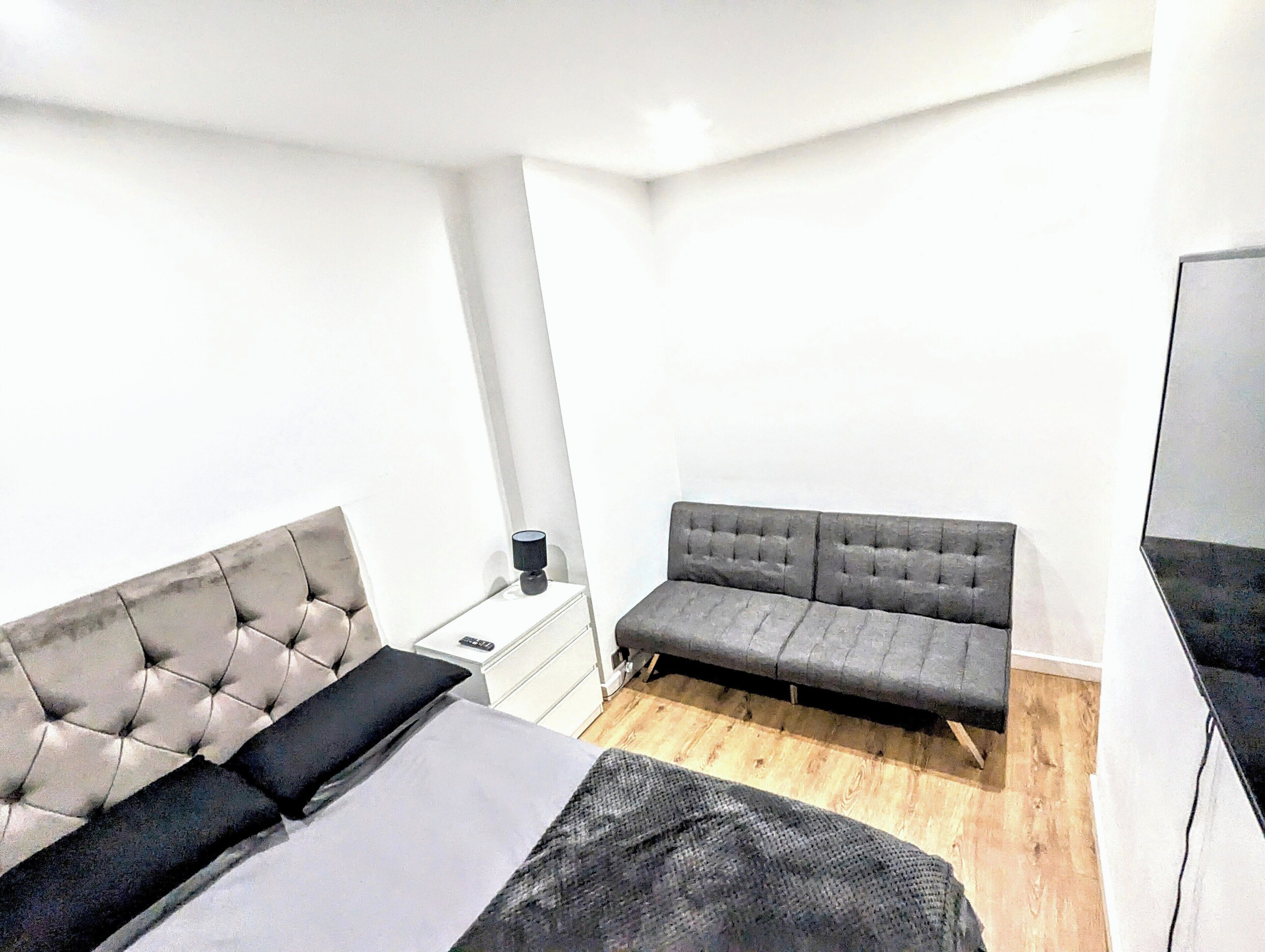 25 Minutes To London City Centre! Family-sized 2 Bed House! - Croydon
