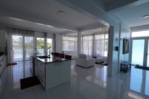 Televisor LED de 55 polegadas com canais por cabo, Netflix 