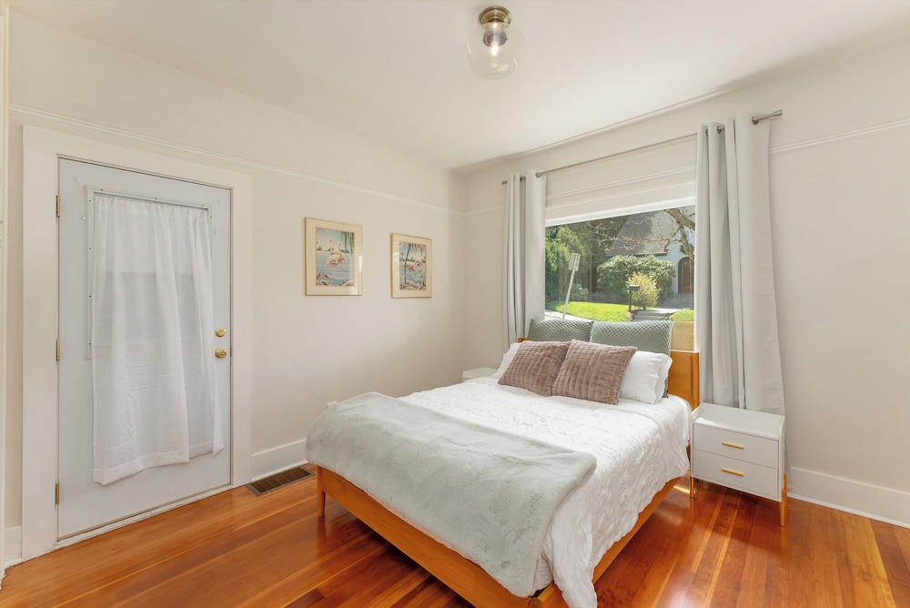5 Min Walk To Downtown! Newly Renovated With Original Hardwoods And Clawfoot Tub - Roseburg, OR