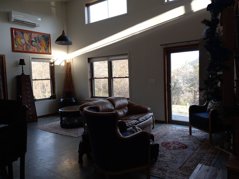 Mee Mee's Cabin Retreat- River, Nature, Small Town, Hot Tub\n - Wisconsin