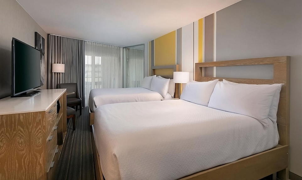 Beach Escape! 3 Beautiful Units! Onsite Pool! Minutes To Pacific Beach! - Mission Bay, CA