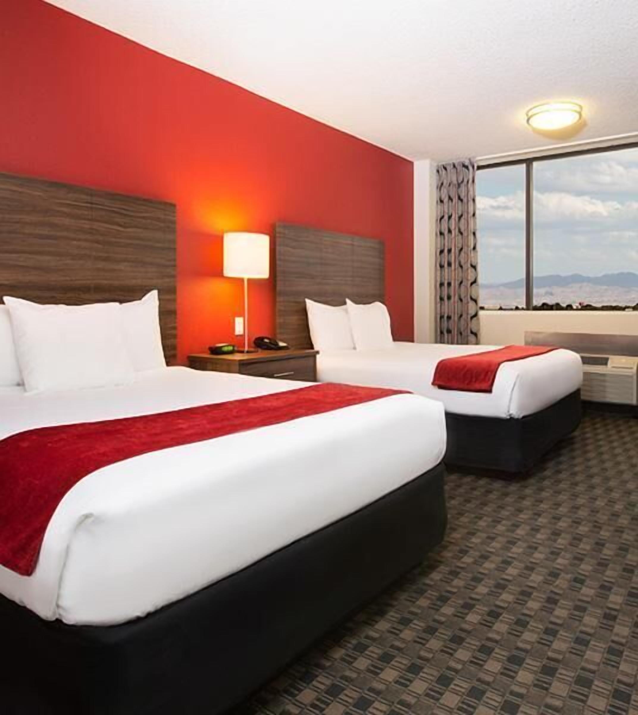 Vegas Escape! Outdoor Pool, Nightly Entertainment, Free Parking - Las Vegas, NV