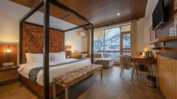 Quarto Superior, varanda, vista para a montanha | Secretária, secretária adequada para computadores portáteis