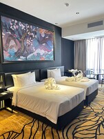 Minibar, cofre no quarto, secretária, cortinas/cortinados opacos 