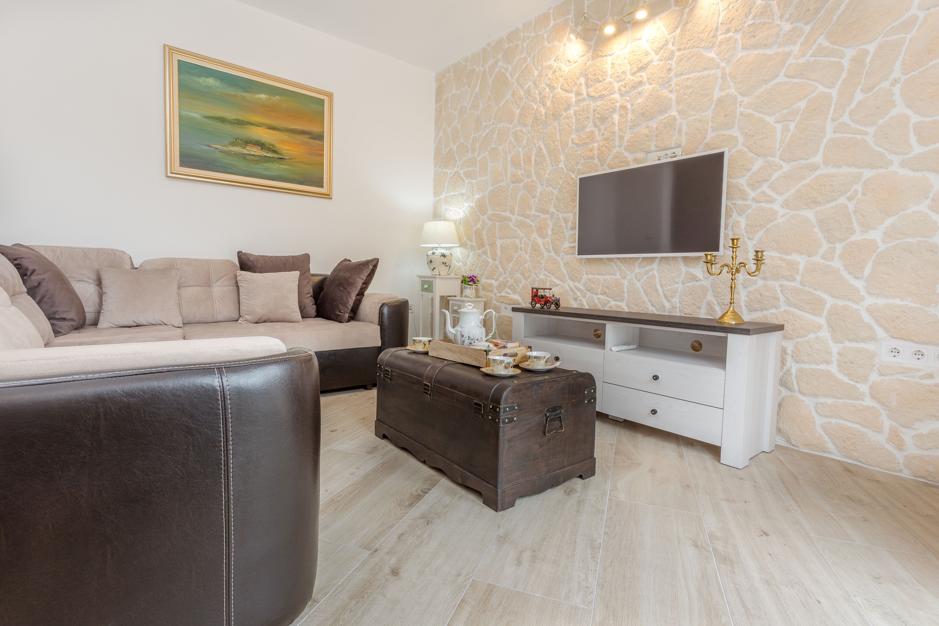 Luxury Apartment With Swimming Pool | Área de estar | Smart TV 110 cm com canais via satélite, serviços de streaming