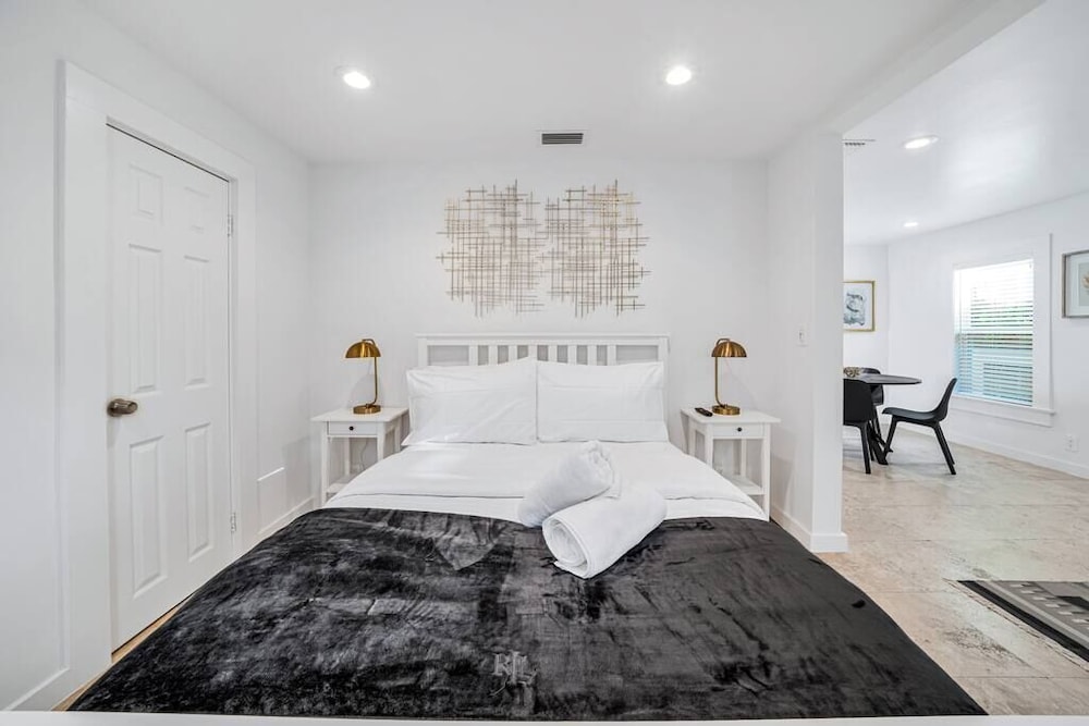 Newly Remodeled Grove Bay | 1/1 Cottage - Miami