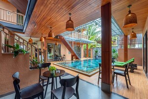 Quarto Triplo Deluxe, vista para a piscina | Roupa hipoalergénica, minibar, cofre no quarto, secretária 