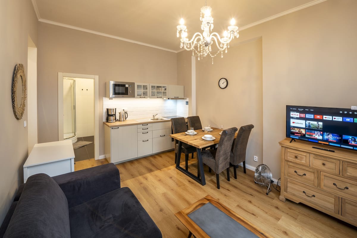 Apartamento Cidade, 1 quarto | Sala de estar | Smart TV de 80 cm com canais digitais, Netflix 
