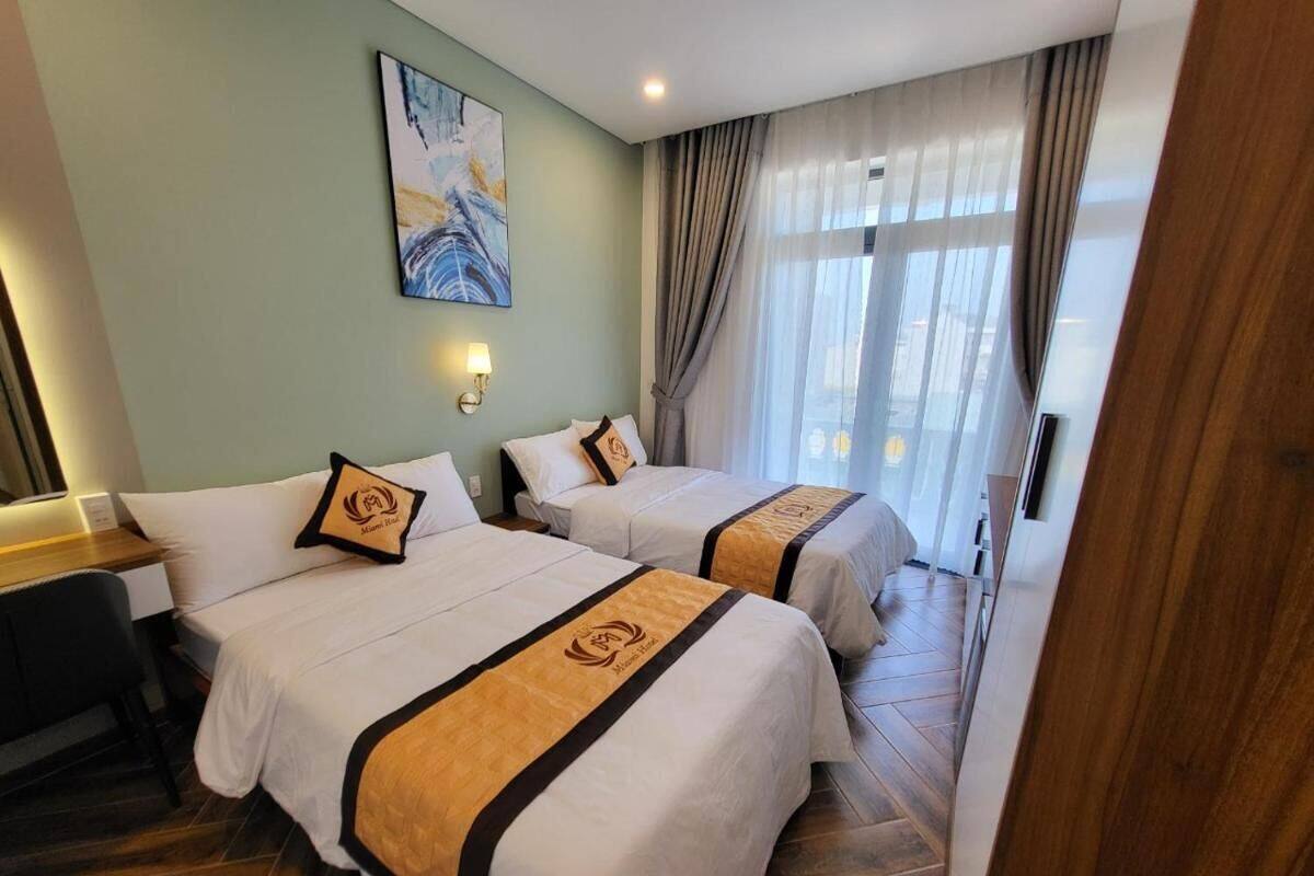 Quarto Duplo ou Twin | Com decoração personalizada, com mobília individualizada, secretária