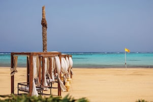 Uma praia privada, toldos de praia gratuitos, espreguiçadeiras