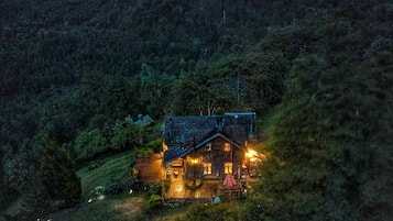 Fachada da propriedade à noite