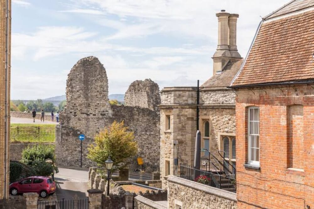 Castle Garden View - Two Steps From Central Rochester High Street - Diggerland Kent