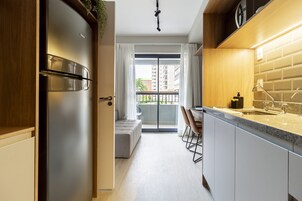 Apartamento de 1 Quarto Casal | Cozinha privada | Geladeira grande, micro-ondas, cooktop, máquina de café expresso