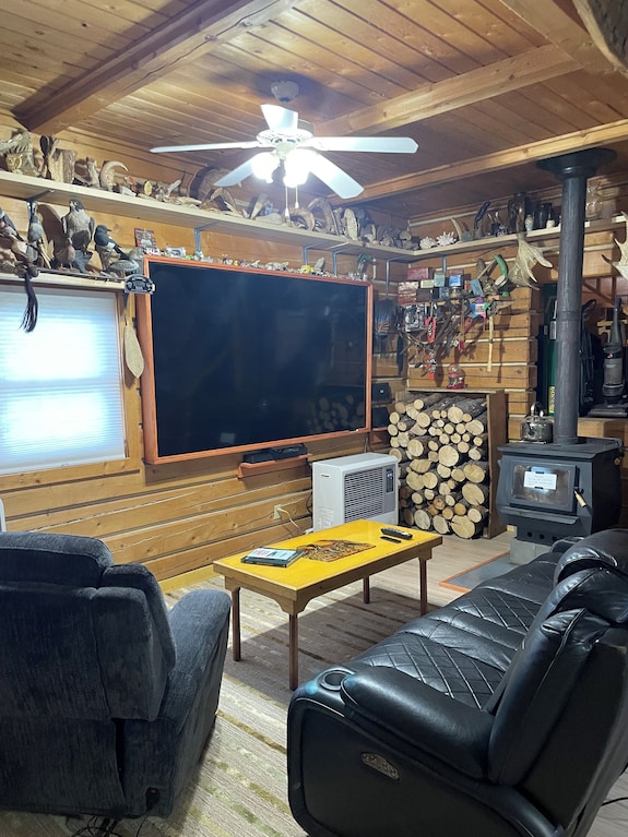 Log Cabin With Large Deck And 6 Person Hot Tub - Yukon