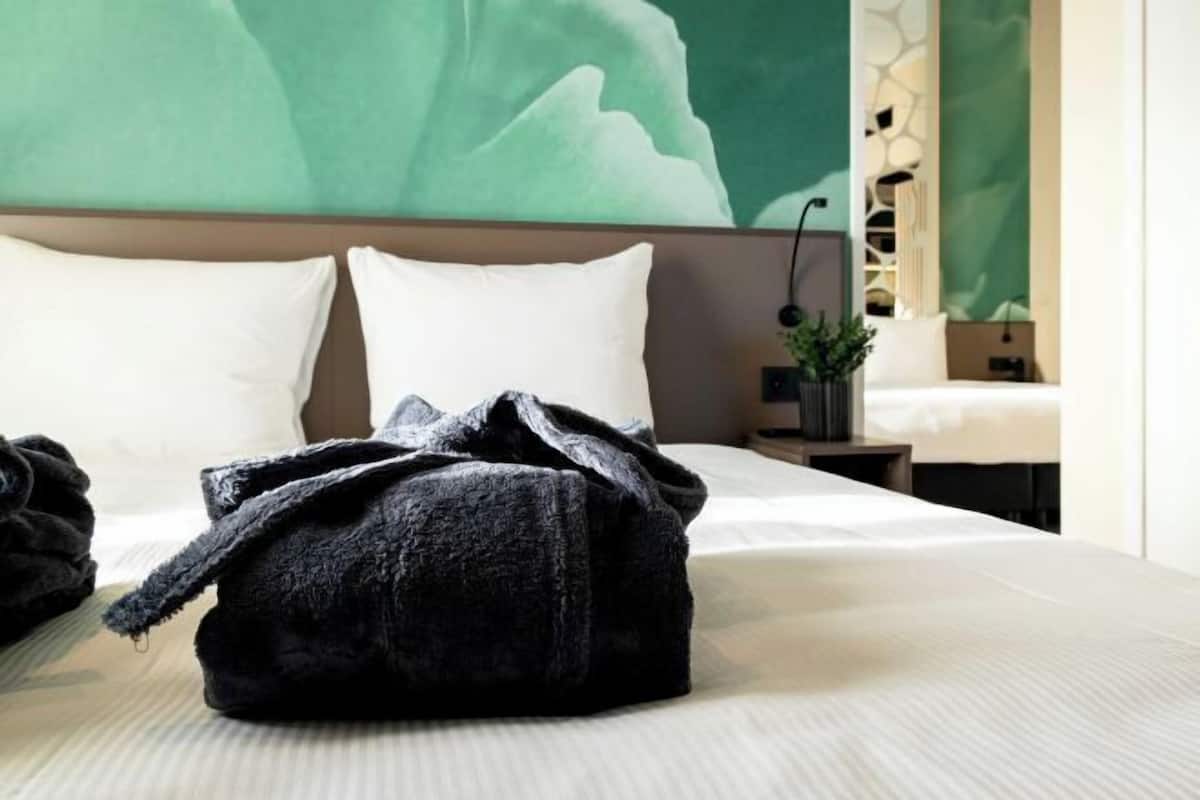 Minibar, cofre no quarto, roupa de cama fornecida 