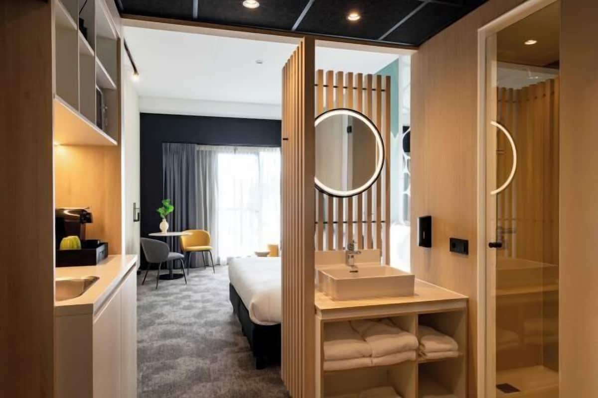 Minibar, cofre no quarto, roupa de cama fornecida 