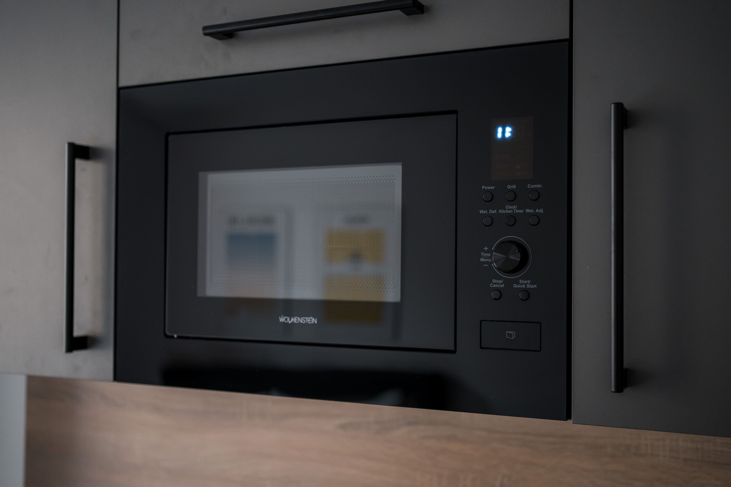 Cozinha moderna com micro-ondas embutido.