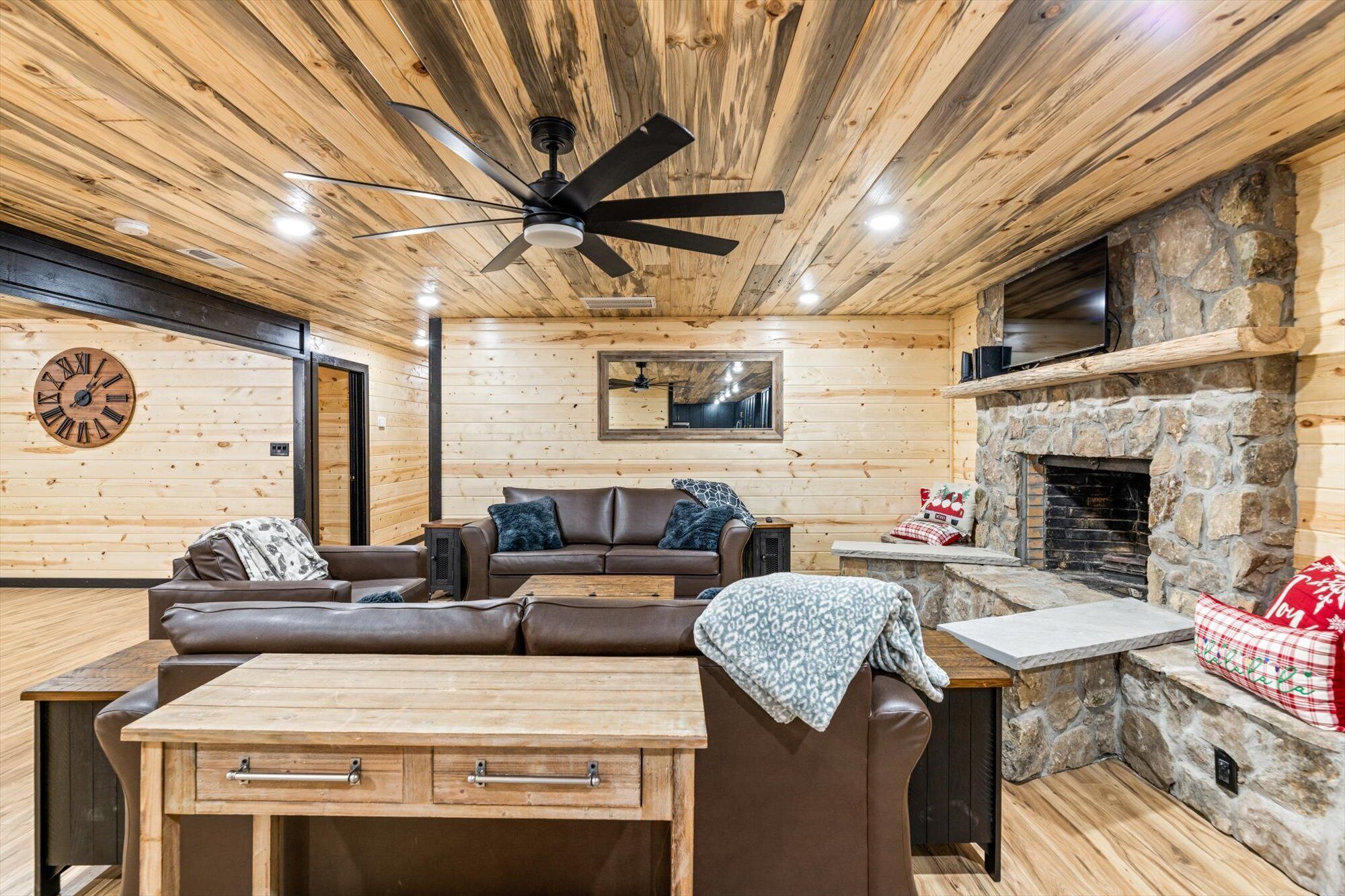 9 Bed/bath ~ Theatre ~ Game Room ~ Fire Pit - 塞維爾維爾