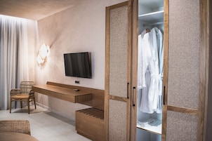 Roupa hipoalergénica, cofre com capacidade para portátil, secretária