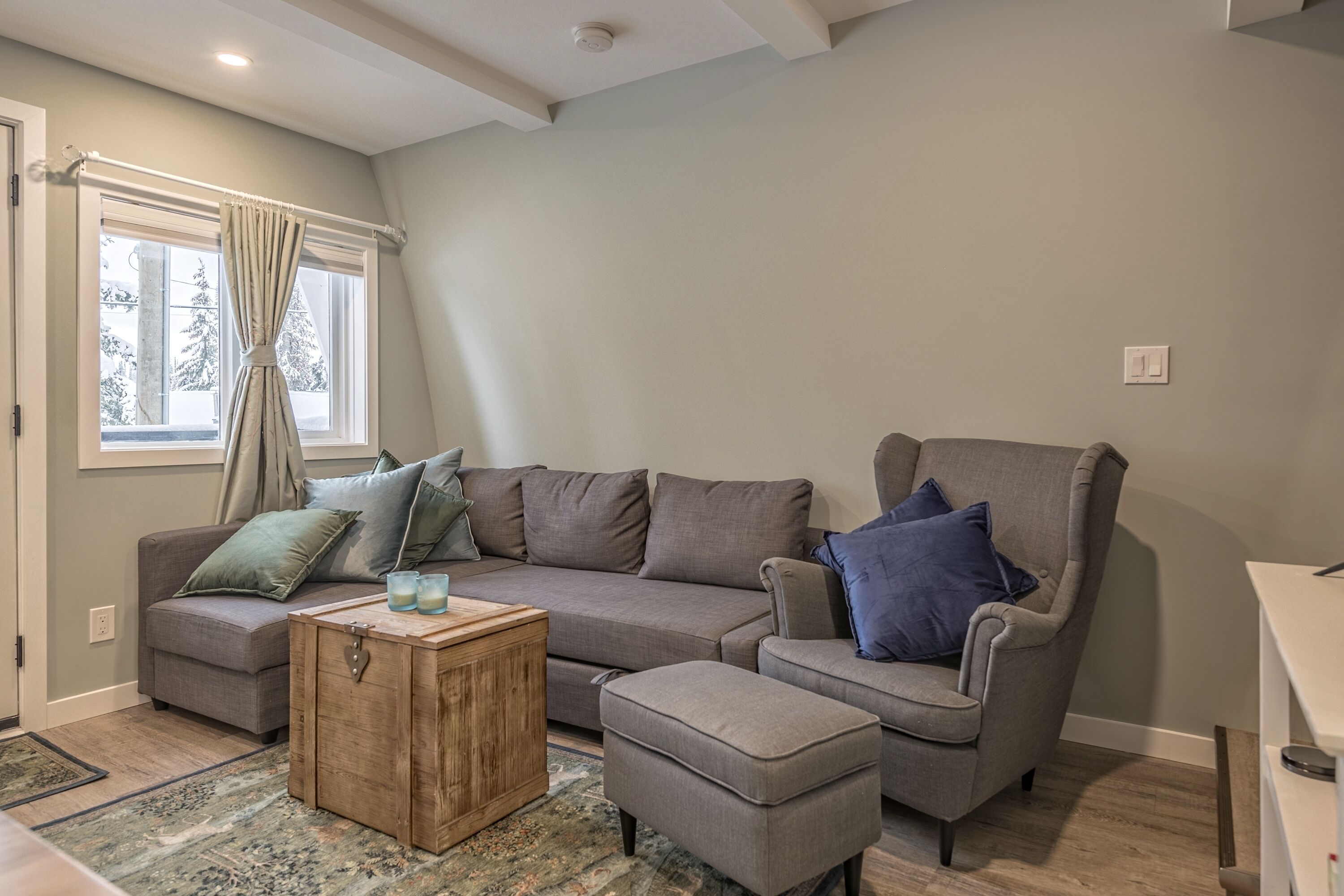 Renovated Cozy Cabin In Sought After Location With Private Hot Tub And Laundry. - Armstrong