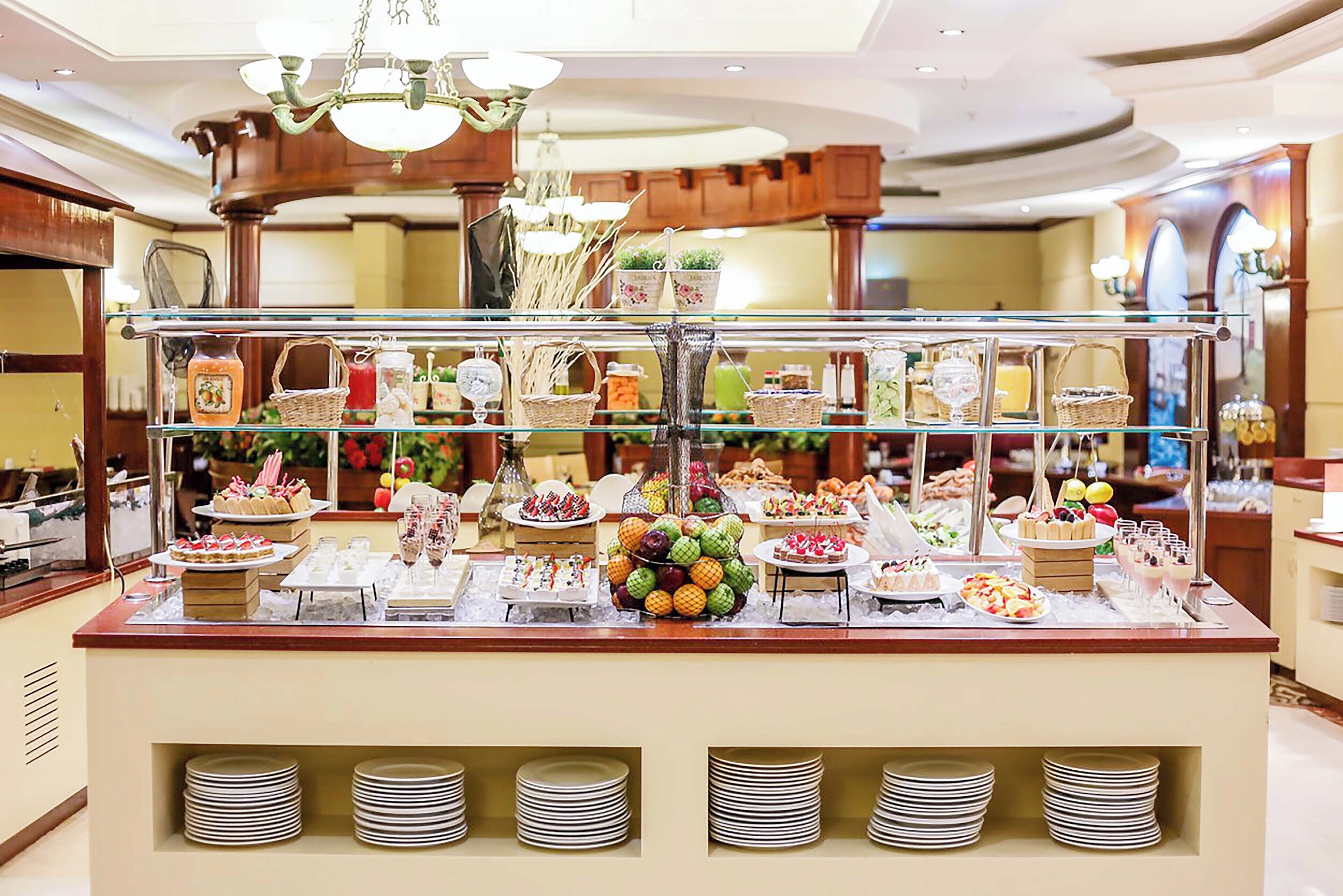 Café da manhã com buffet todos os dias (AED 25 por pessoa) 