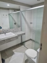 Quarto Executivo, 1 cama de casal | Casa de banho | Um polibã, um chuveiro fixo, um secador de cabelo, toalhas fornecidas
