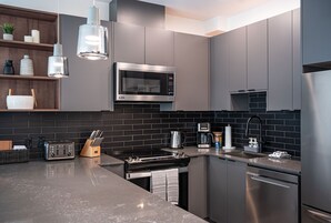 Mountainview Escape | Cozinha privada | Geladeira grande, micro-ondas, fogão, cooktop