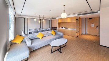 Suite Premier, 1 cama king-size | Sala de estar | Televisor LED 