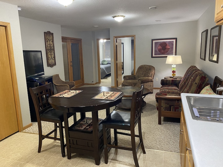2 Bedroom Apartment In Downtown Zumbrota. Sleeps 4-6. - Minnesota