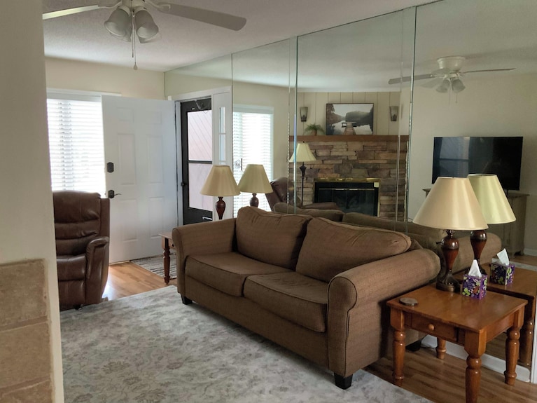 Creekside Comfort- First Floor Condo Walking Distance To Blowing Rock! Sleeps 6 - Boone, NC