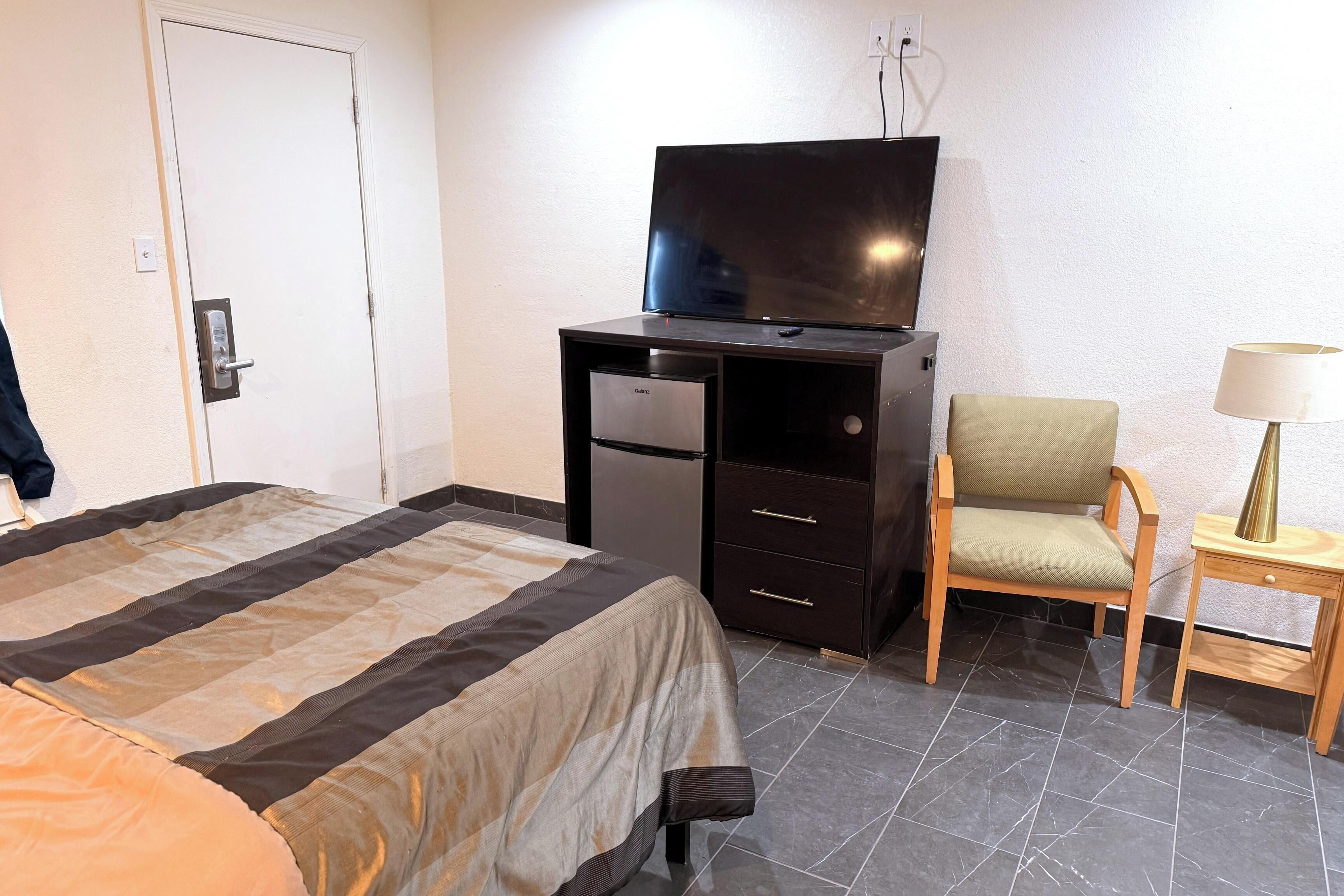 Quarto, 1 cama Queen, para não fumantes | Individualmente mobiliados, Wi-Fi de cortesia, roupa de cama