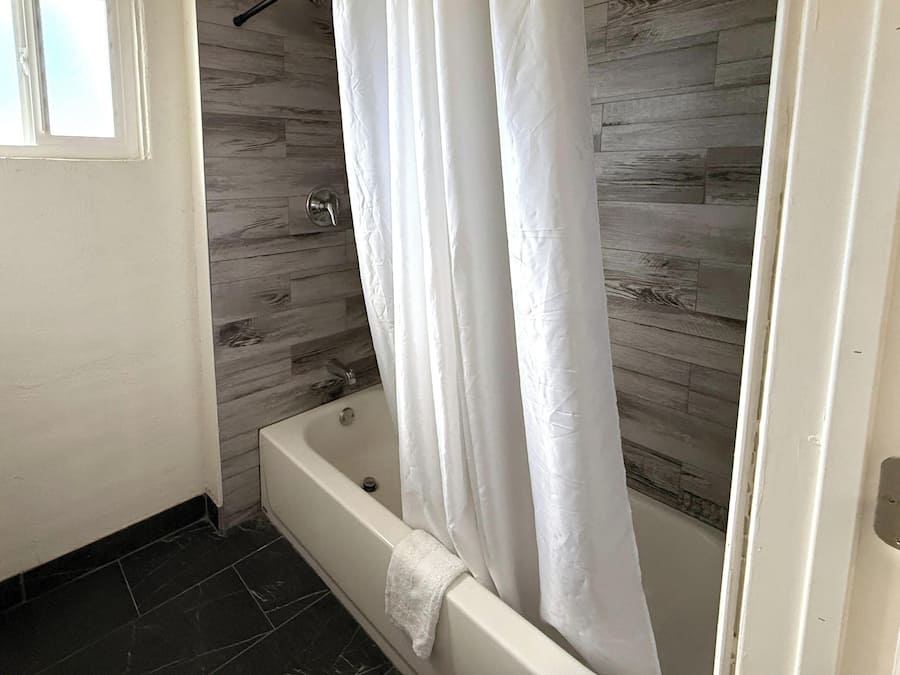 Quarto, 1 cama Queen, para não fumantes | Banheiro | Toalhas de banho