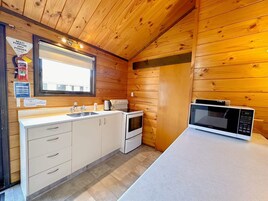 Minifrigorífico, um forno, uma placa de cozinha, uma chaleira elétrica 