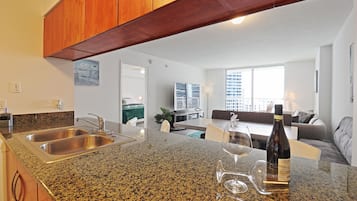 Apartamento Design, 1 quarto | Cozinha privada | Um frigorífico, um micro-ondas, um forno, uma placa de cozinha