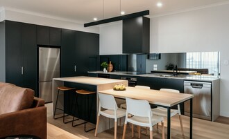 Cafeteira/chaleira, chaleira elétrica, cadeirão de bebê