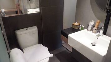 Quarto Twin Superior, 2 quartos, não fumadores | Casa de banho | Um polibã, um chuveiro fixo, artigos de higiene pessoal grátis