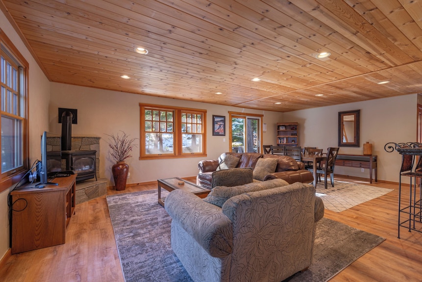 Walk To Beach & Tahoe City Restaurants, Hot Tub, Dogs Ok- Fairway Retreat - Lake Tahoe