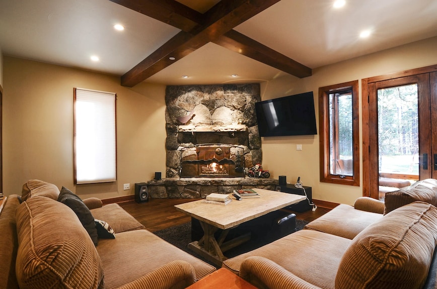 Brockway Lux- Hot Tub, Dog Friendly, Walk To Beach & Restaurants - North Lake Tahoe, CA