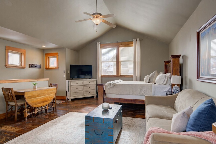 Cozy Valley West Studio | Full Kitchen & Laundry - Bozeman, MT